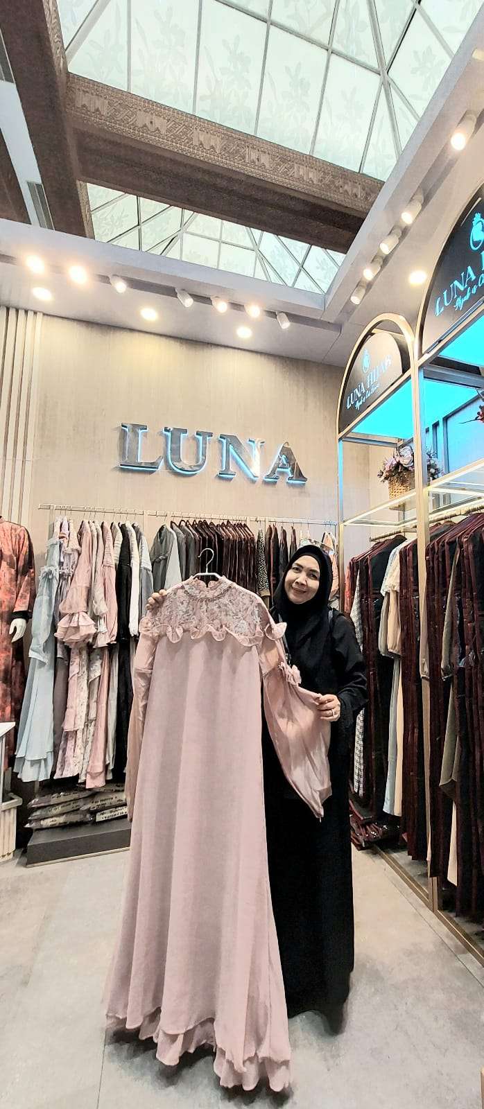 Mami Luna, Pemilik Brand LUNA, Perkenalkan LUNA HIJAB di IFW 2024 - GNN ...