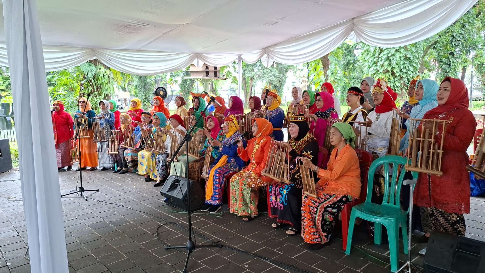 Semarak Hari Ibu 2025 di Taman Suropati, Seni Angklung dan Kolintang ...